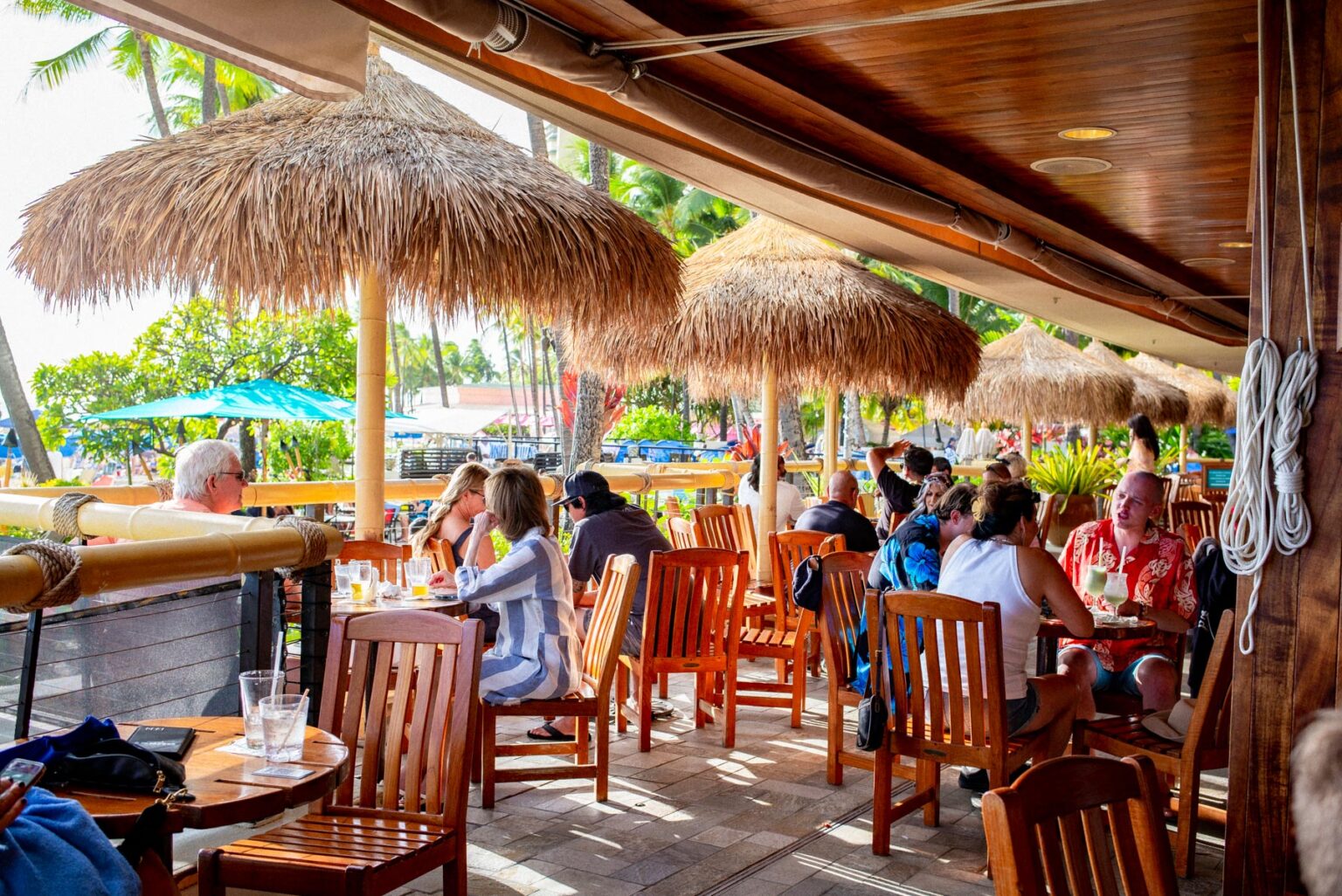 10 BUZZ-WORTHY Bars in Honolulu, Oahu (Helpful Guide)