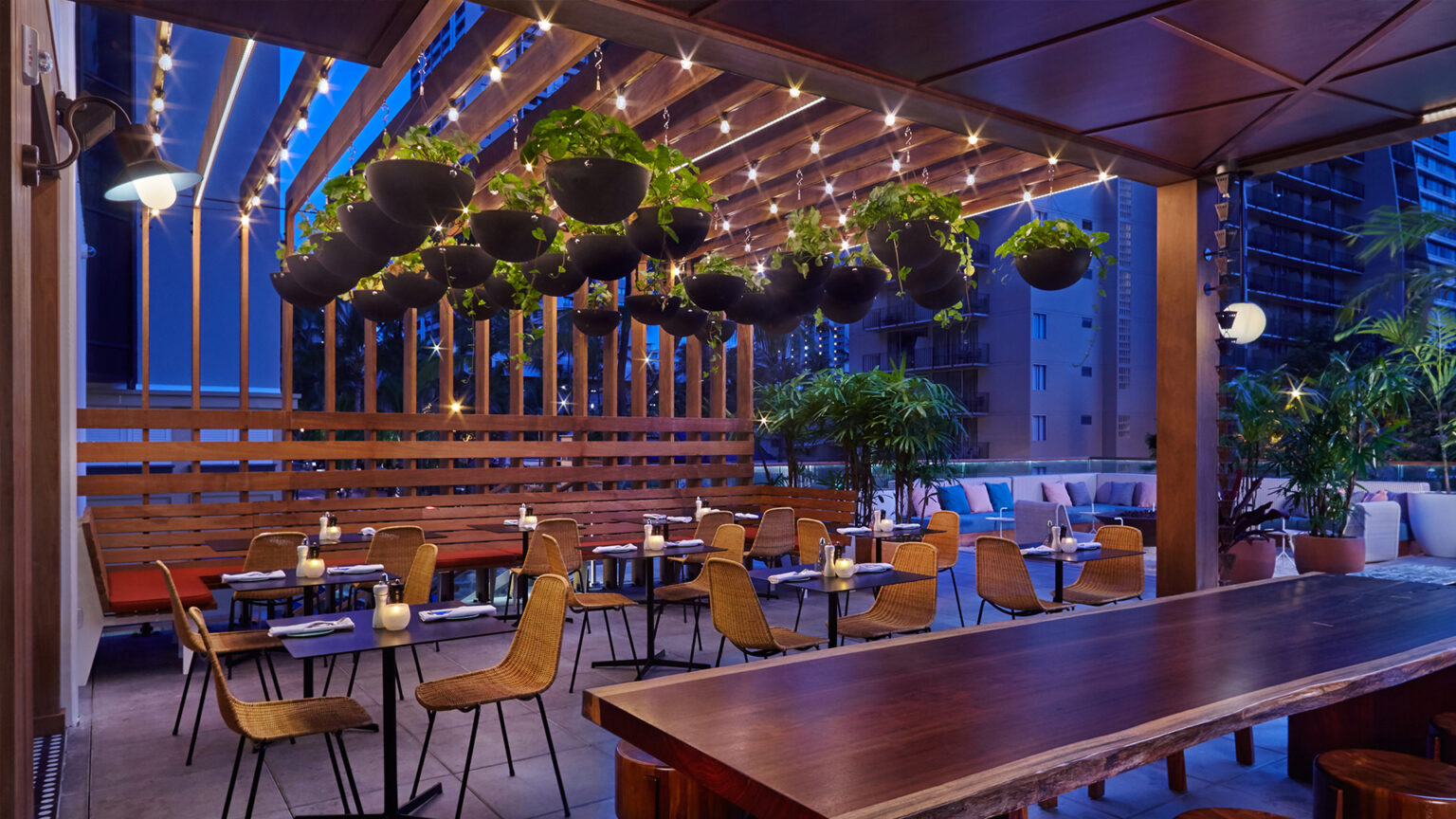 10 Bars in Honolulu Worth Staying Out Late For