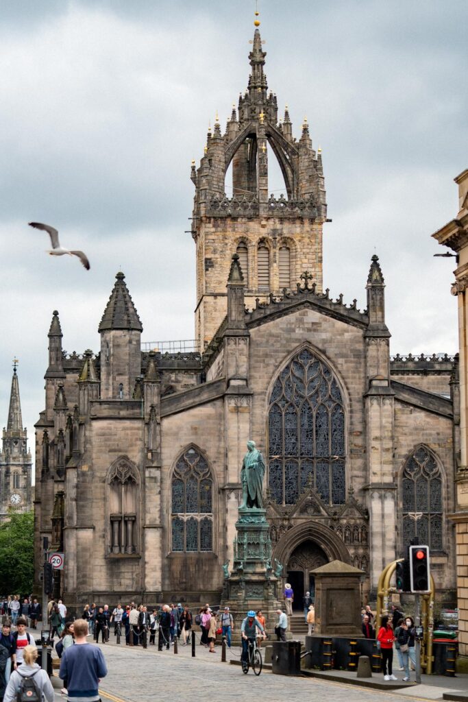 15 UNFORGETTABLE Things to Do in Edinburgh (Helpful Guide)
